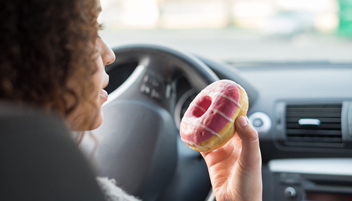 Comer dulces compulsivamente. ¿Por qué lo hacemos?